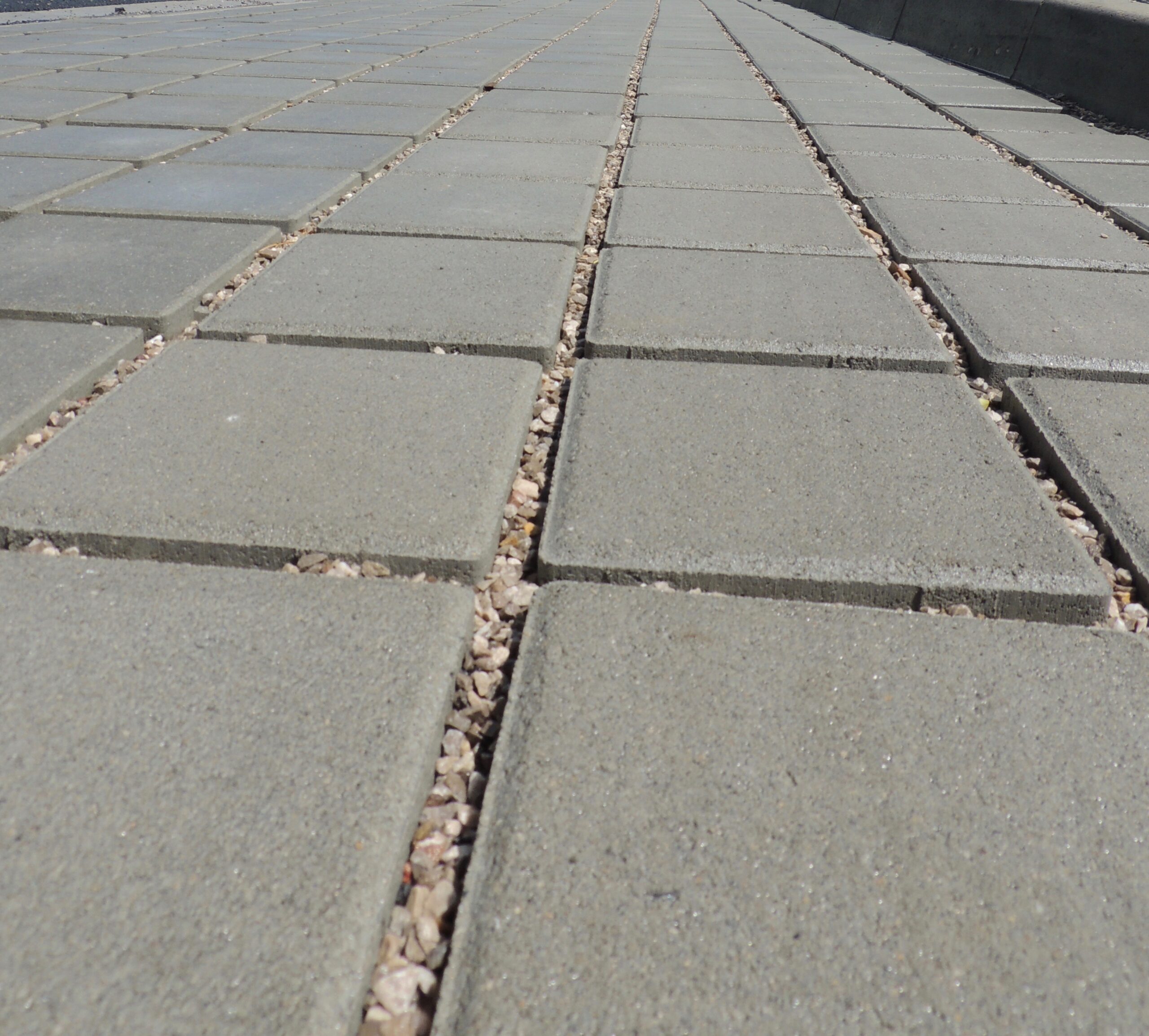 Pavé HYDROJOINT - Permet un écoulement rapide des eaux pluviales dans ...