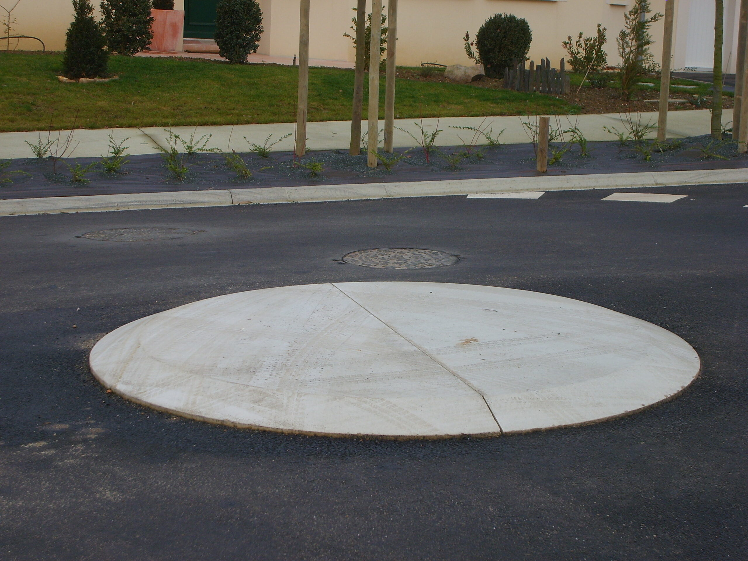 GIRATOIRES ET ILOTS FRANCHISSABLES - Conçu de manière à réguler et ...